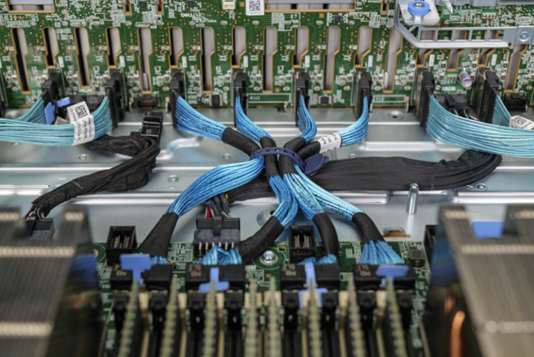 Dell和AMD展示服务器的未来-160 PCIe通道设计 - Embedded AI Data Center